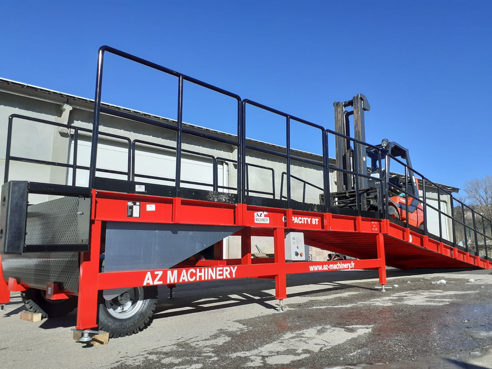 Rampa de carga con nivelador de muelle integrado AZ RAMP-FORMACIÓN 202 – Az MAchinery